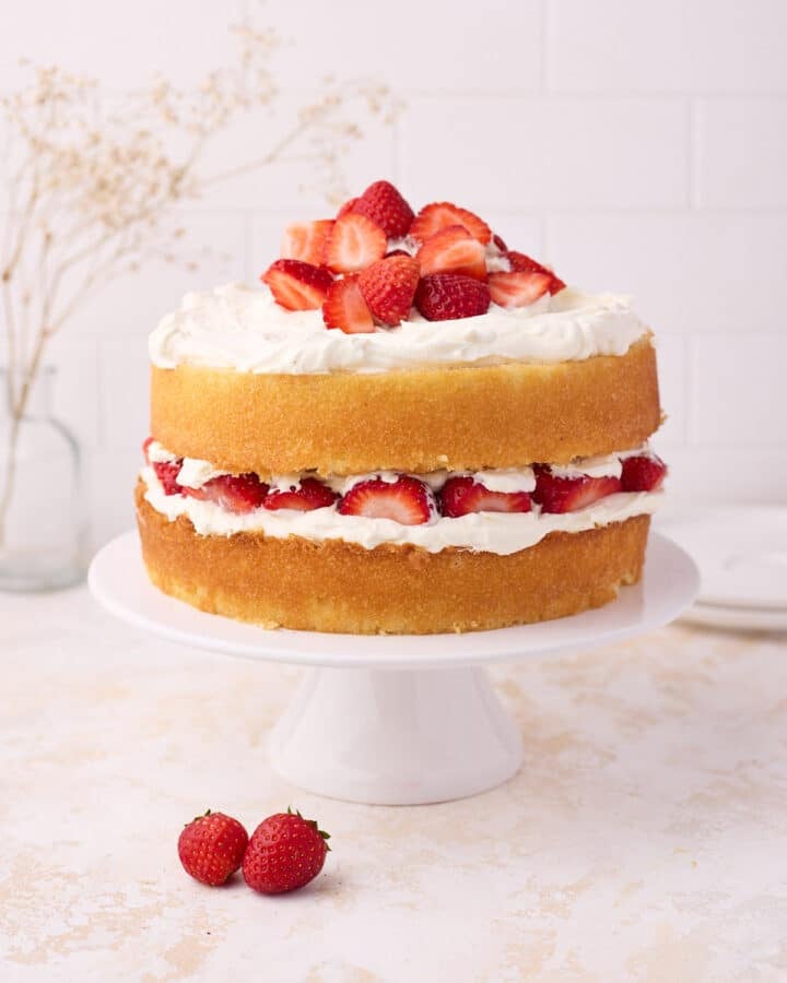 Easy Sponge Cake Recipe - Light and Fluffy